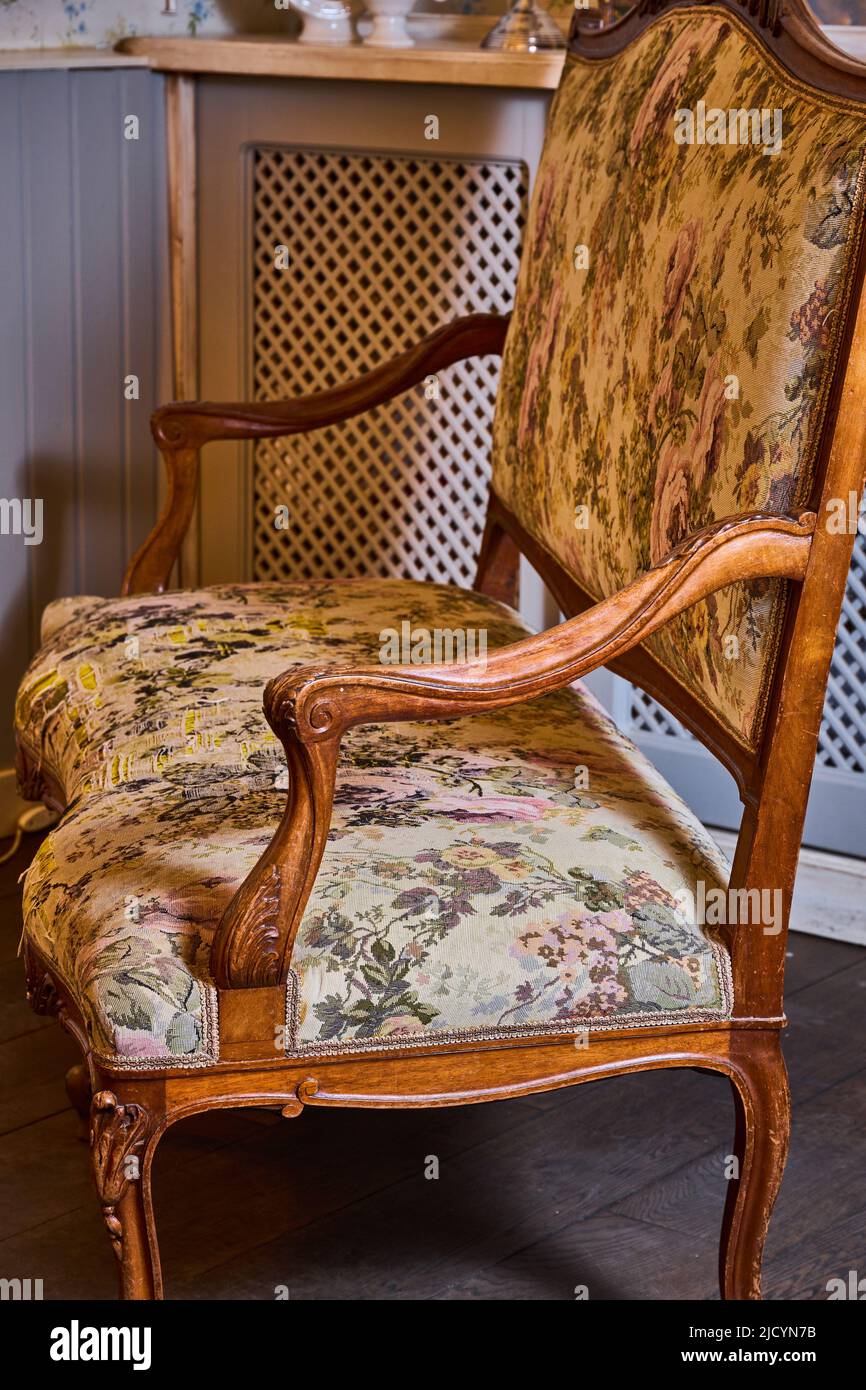 Traditional room antique bookshelf hi-res stock photography and images ...