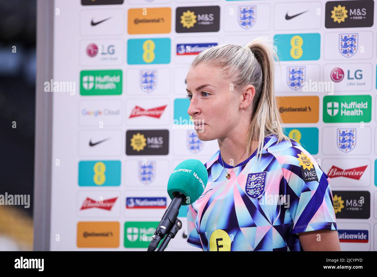 Leah williamson england captain hi-res stock photography and images - Alamy