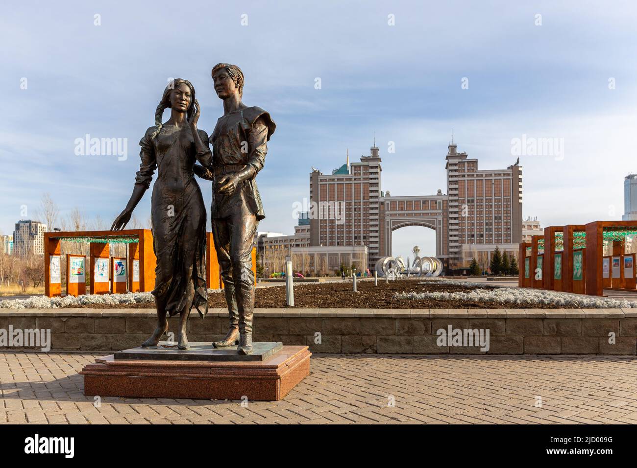 Nur Sultan (Astana), Kazakhstan, 11.11.21. Bronze sculpture of man and ...