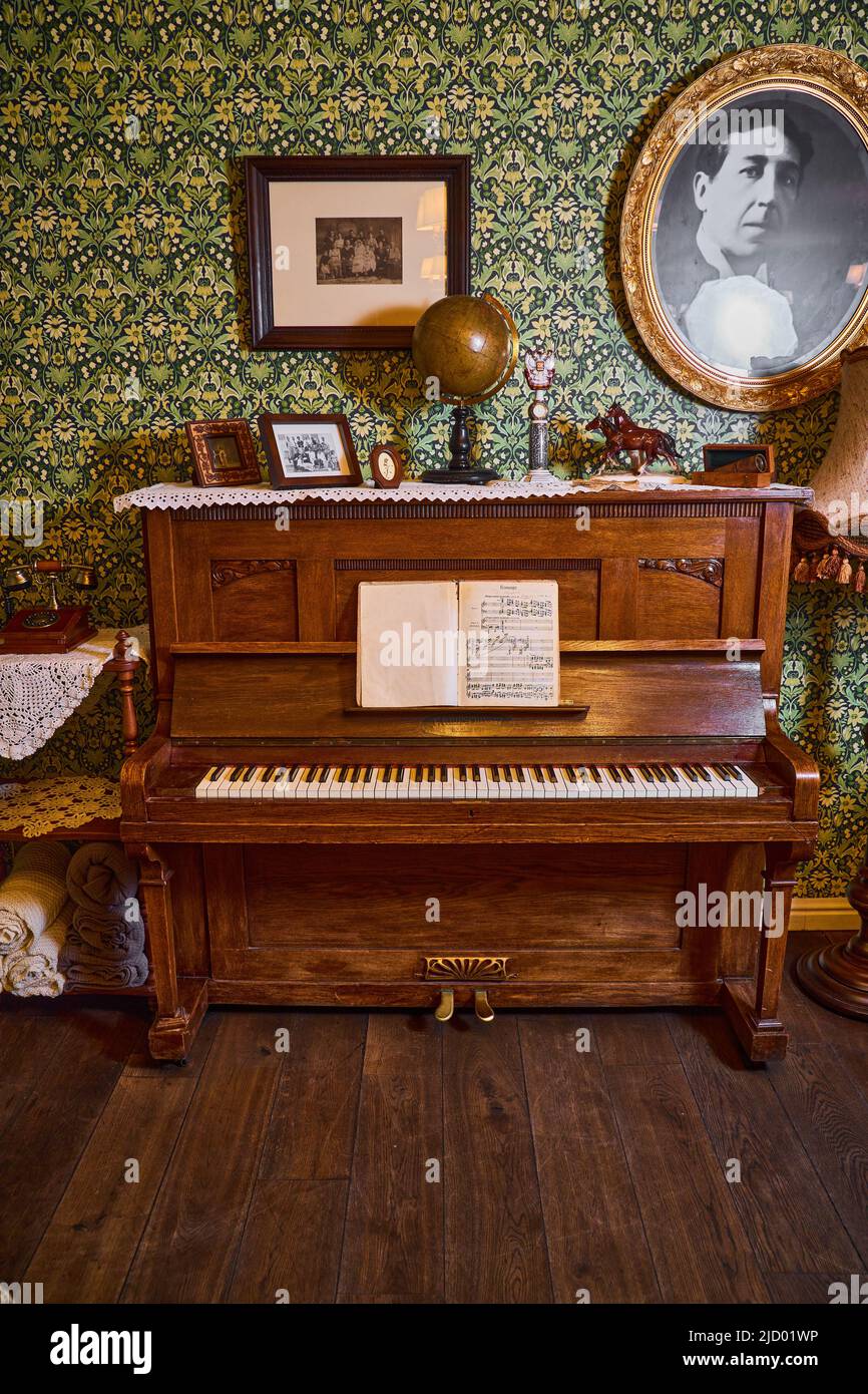 Old fashioned piano chair hi-res stock photography and images - Alamy