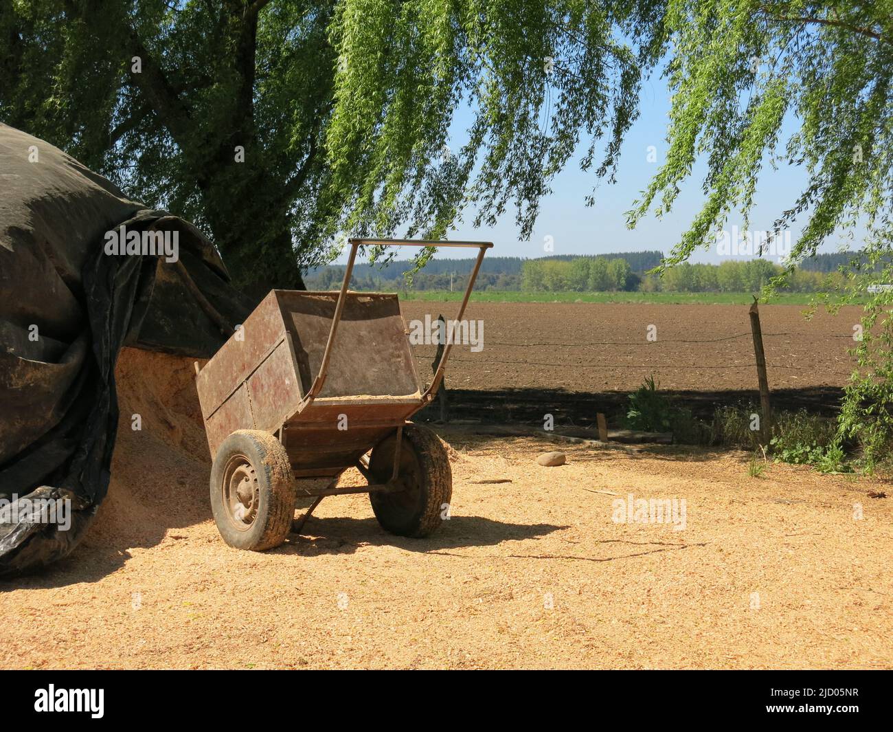 Hand wheelbarrow hi-res stock photography and images - Alamy