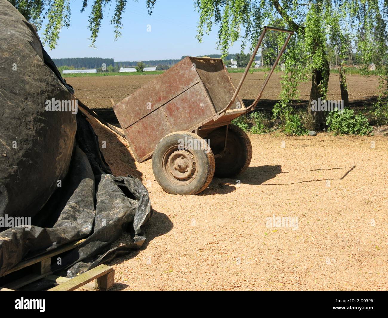 Wheelbarrow ground hi-res stock photography and images - Alamy
