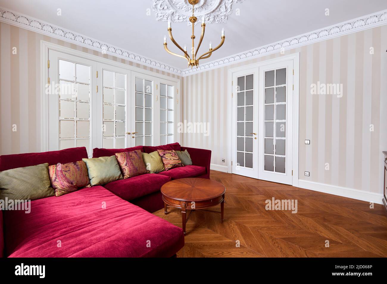 Cozy living room with large red sofa Stock Photo - Alamy