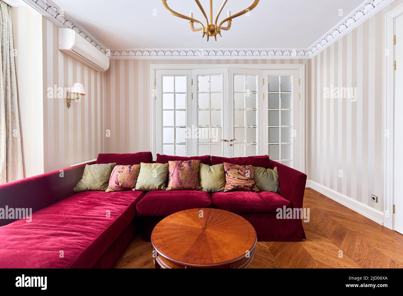 Cozy living room with large red sofa Stock Photo - Alamy