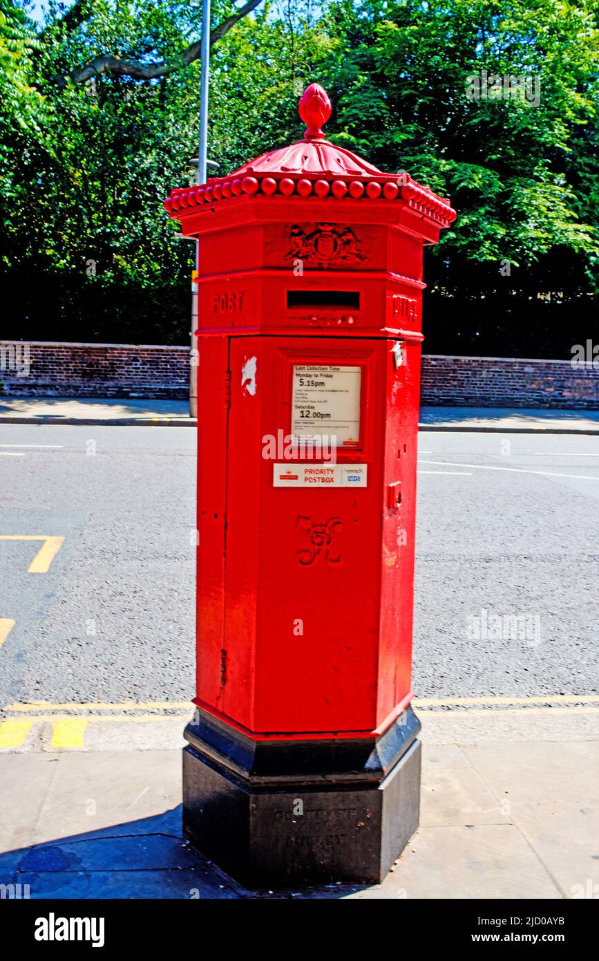 Victorian postbox hi-res stock photography and images - Alamy
