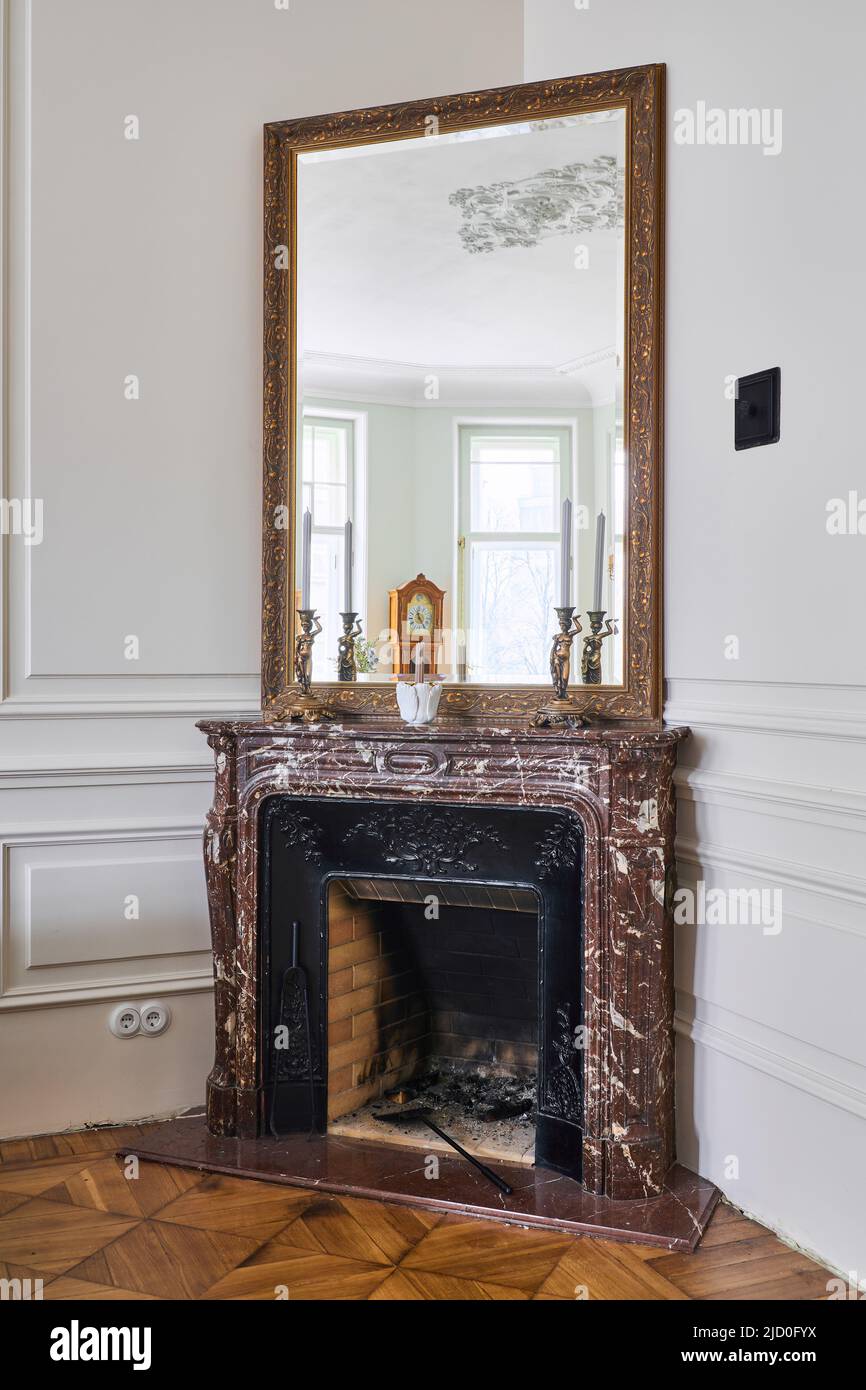Inside cabin fireplace hi-res stock photography and images - Alamy