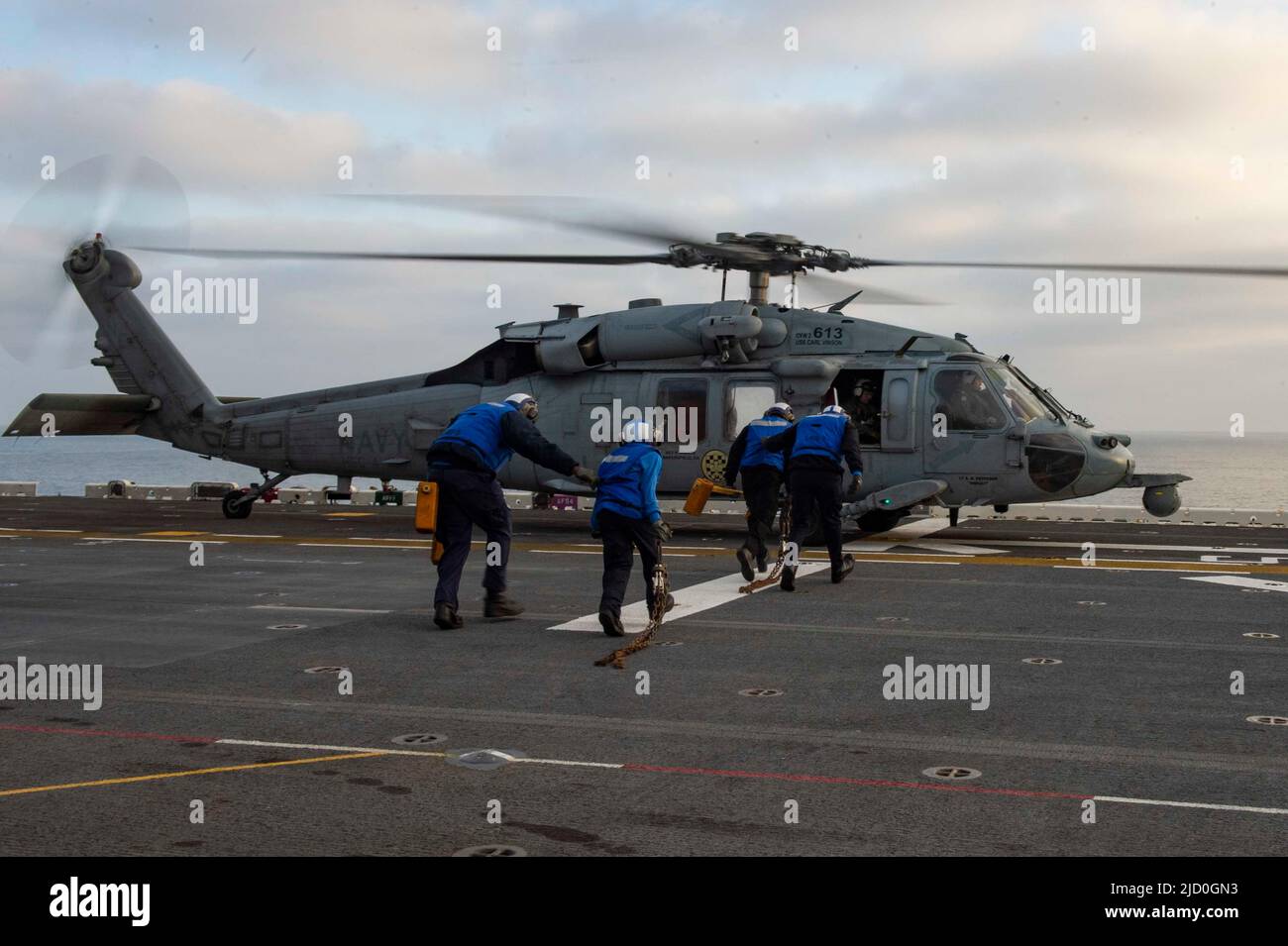 PACIFIC OCEAN (June 15, 2022) Sailors assigned to amphibious assault ...