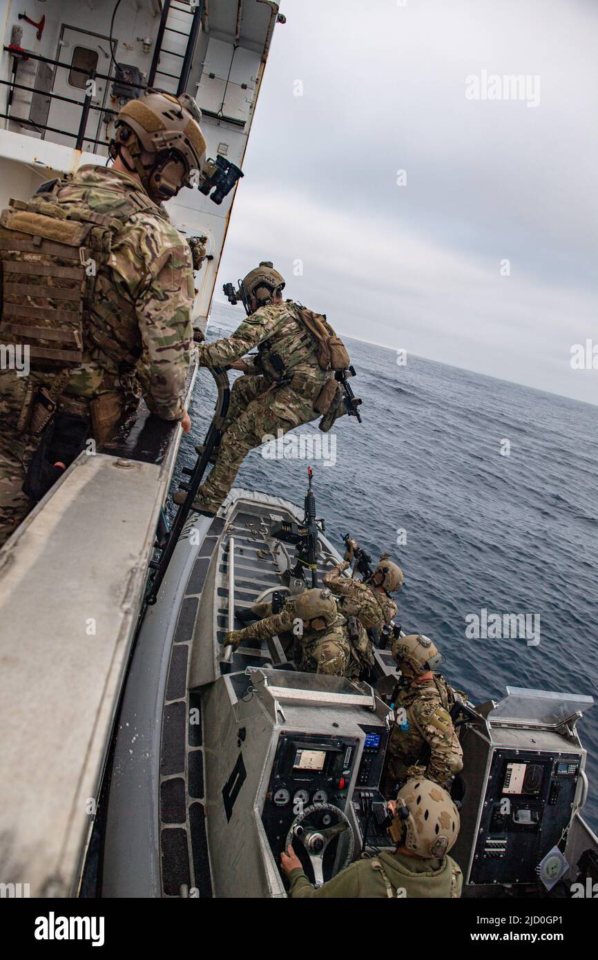220608-N-LP924-1656 PACIFIC OCEAN (June 8, 2022) U.S. Coast Guardsmen ...