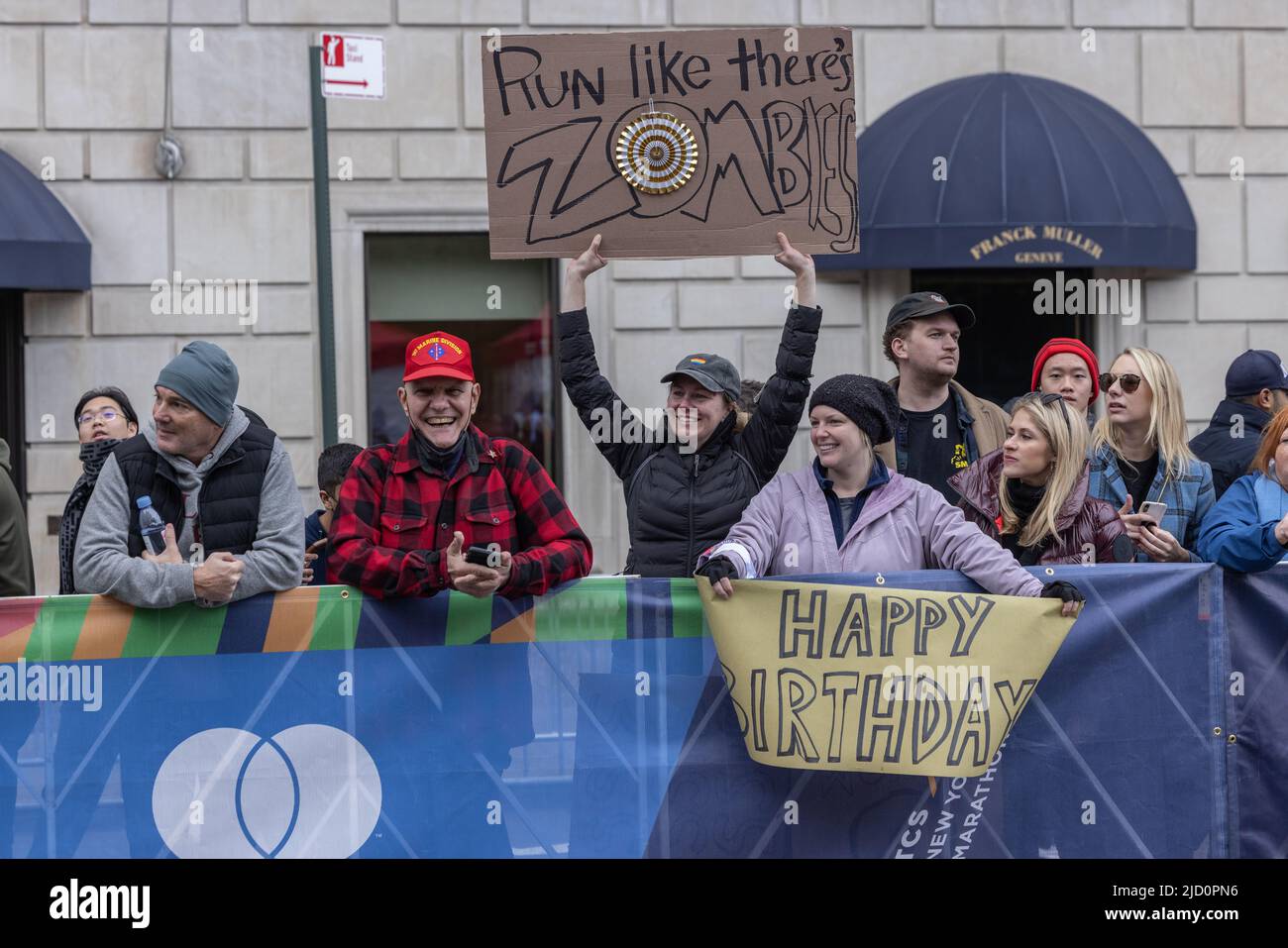 NEW YORK, N.Y. – November 7, 2021: Spectators cheer in Manhattan during ...