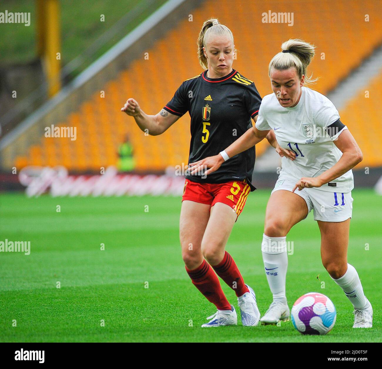 Wolverhampton, UK. 16th June, 2022. Lauren Hemp (England no 11 ) on the ...