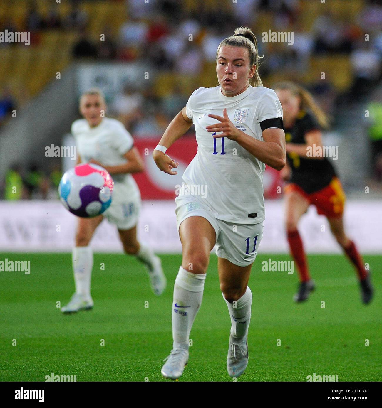 Wolverhampton, UK. 16th June, 2022. Lauren Hemp (England no 11 ) runs ...