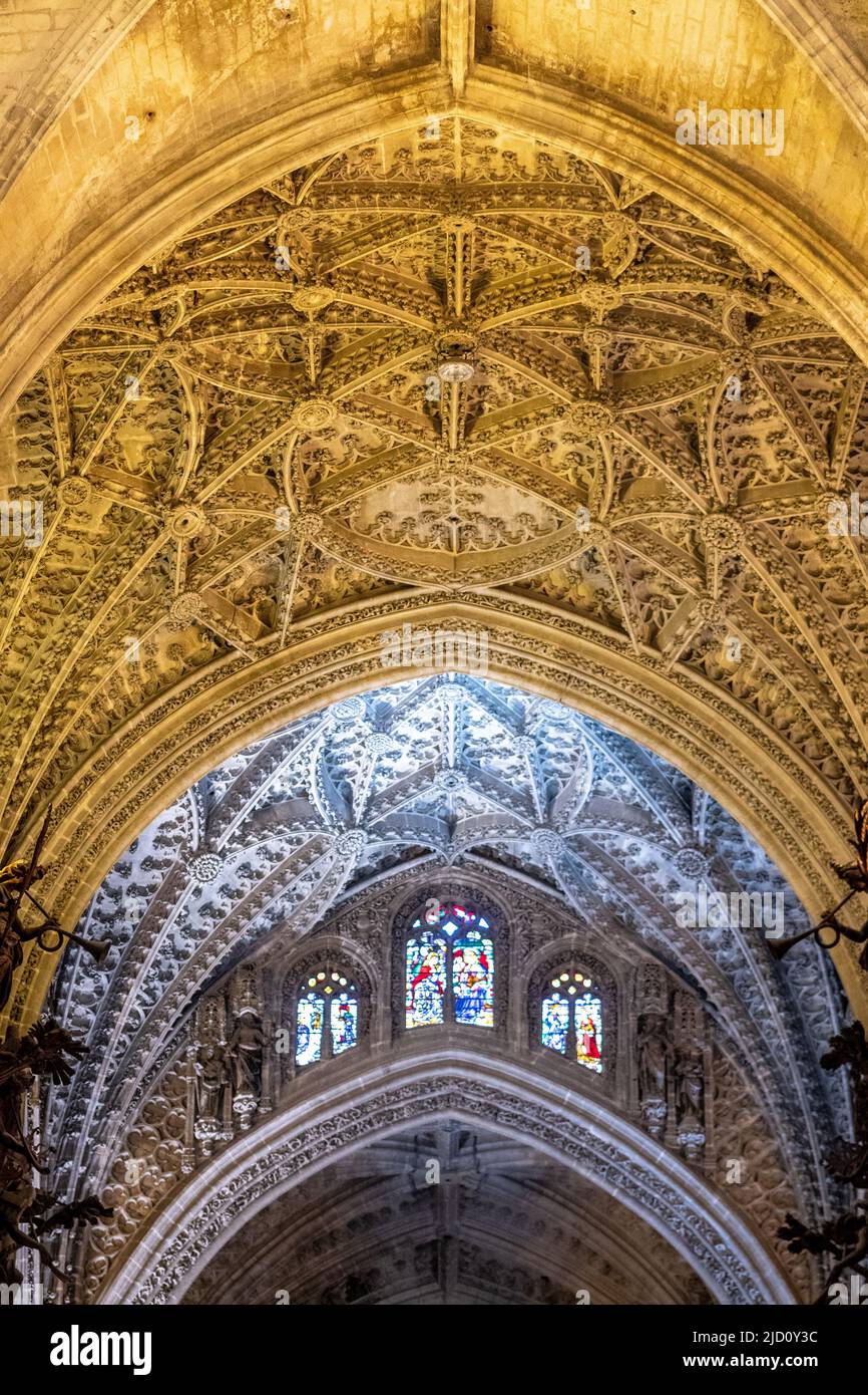 Seville cathedral interior hi-res stock photography and images - Alamy