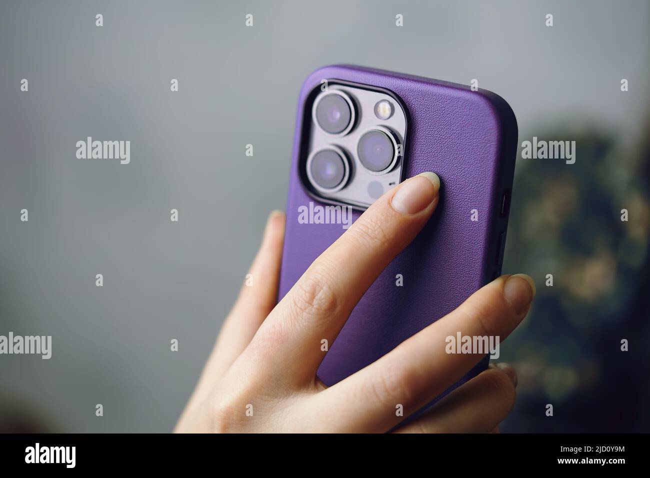 Female's hands with iPhone 13 pro Stock Photo - Alamy
