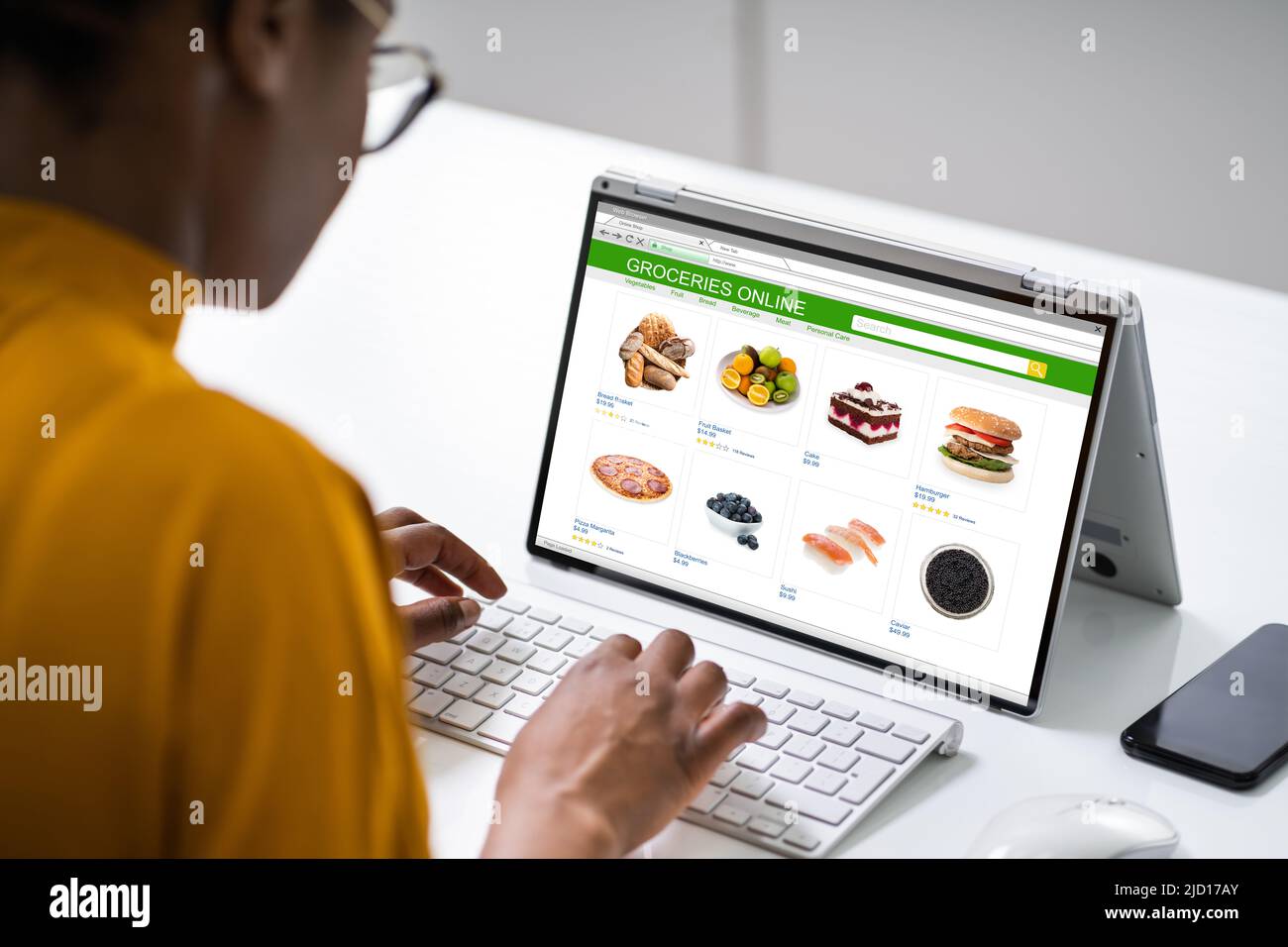 Delivery woman supermarket home hi-res stock photography and images - Alamy