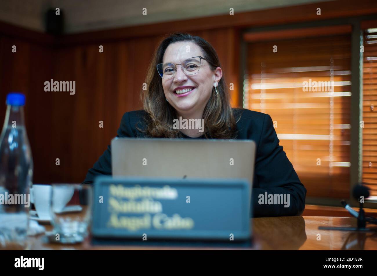 Mujeres de angel hi-res stock photography and images - Alamy