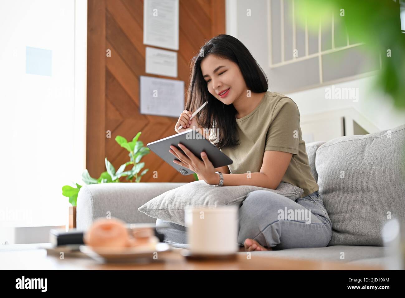 Scrolling freelance hi-res stock photography and images - Alamy