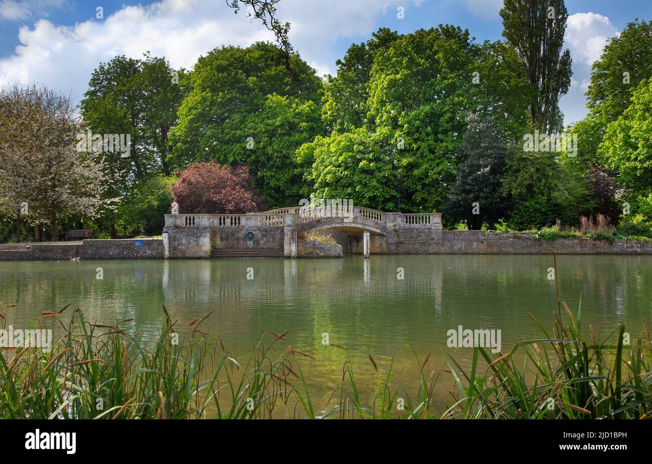 Famous stone Georgian bridge at Iffley lock on river Thames, Oxford ...