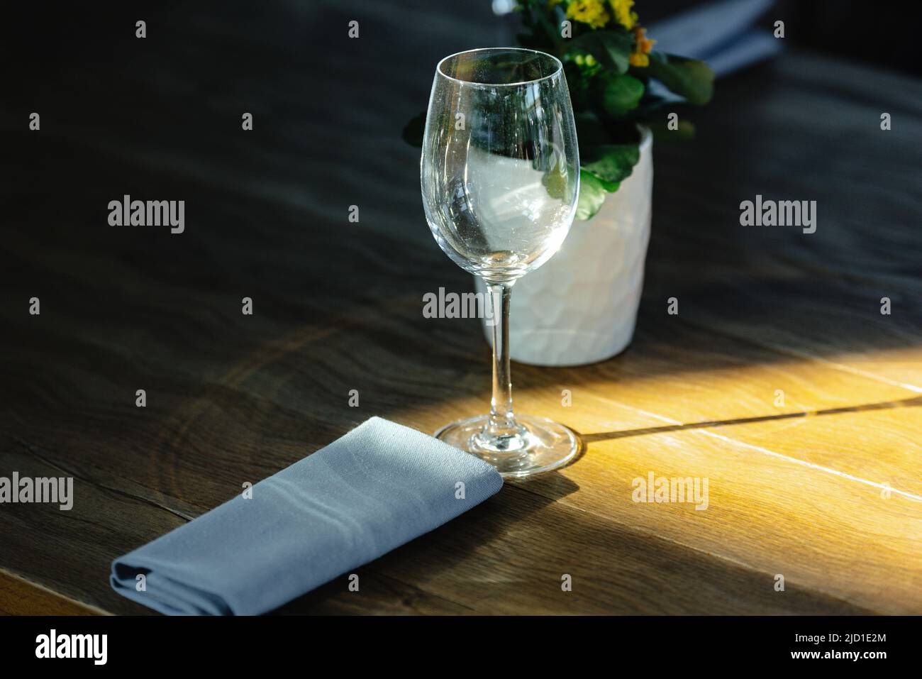 Dish stands hi-res stock photography and images - Alamy