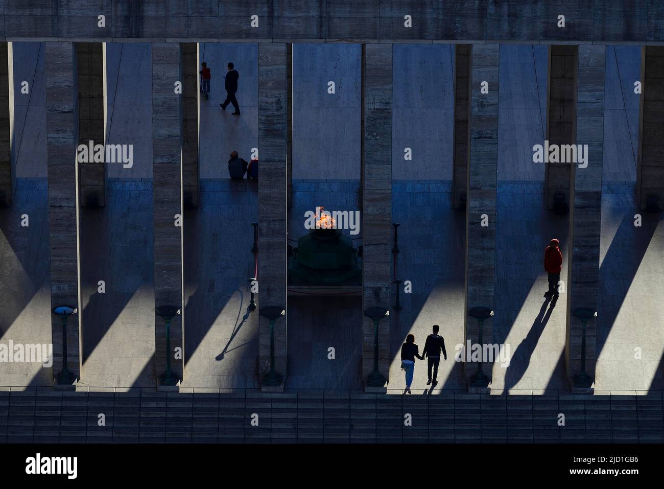 Eternal flame in the columned portal, Flag Monument, Monumento ...
