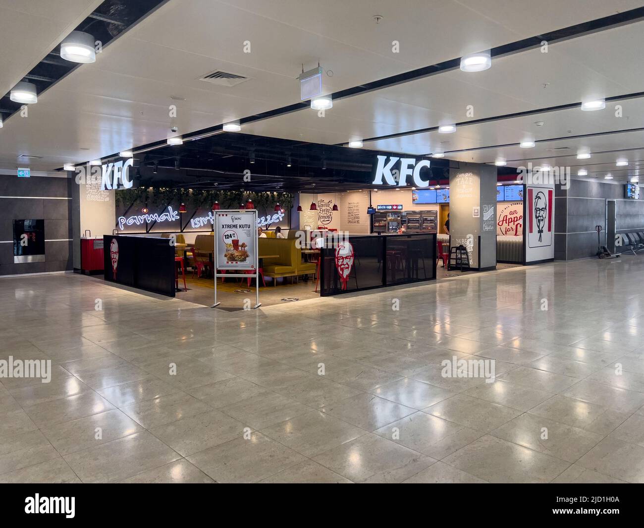 Airport food court hi-res stock photography and images - Alamy