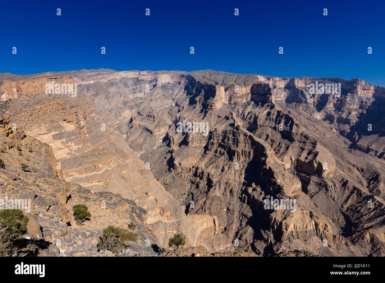Walking along the Balcony Walk, Wadi Ghul or Omans Grand Canyon ...