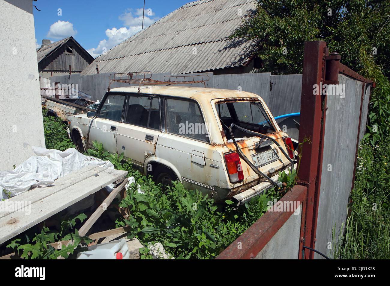 Non Exclusive: RUSKA LOZOVA, UKRAINE - JUNE 16, 2022 - A car destroyed ...