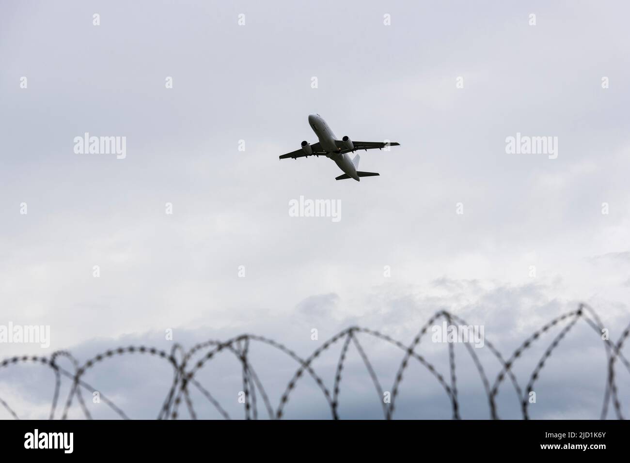 Airplane taking off and fence hi-res stock photography and images - Alamy