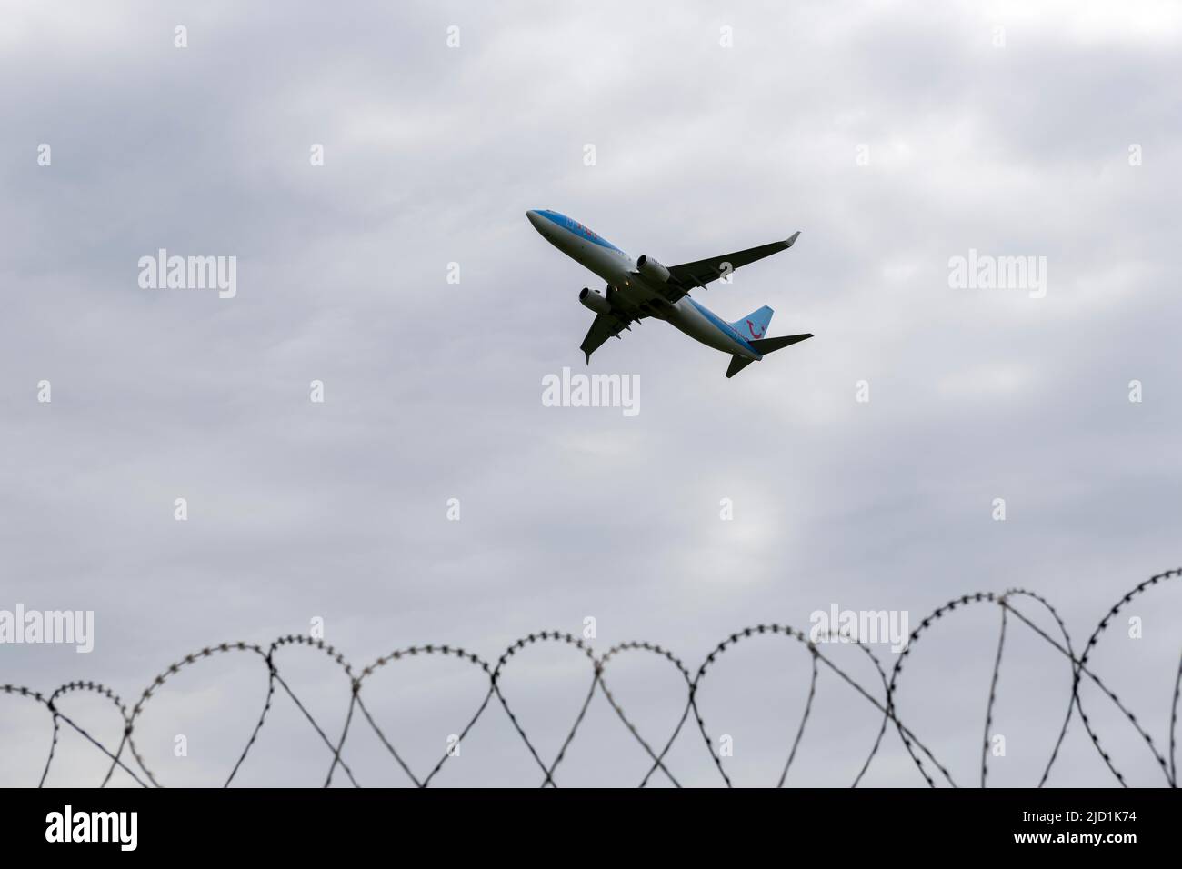 Airplane taking off and fence hi-res stock photography and images - Alamy