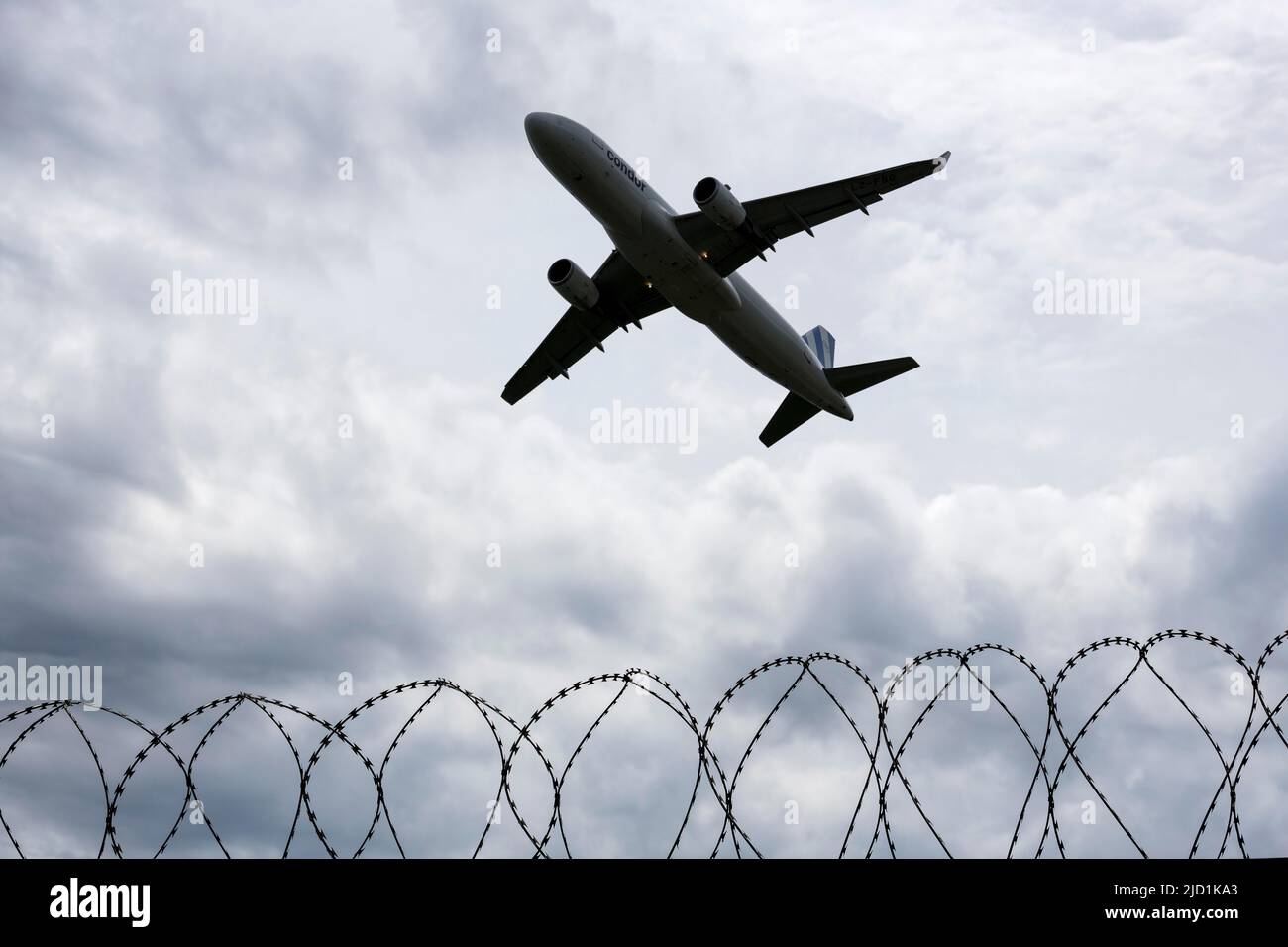 Airplane taking off and fence hi-res stock photography and images - Alamy