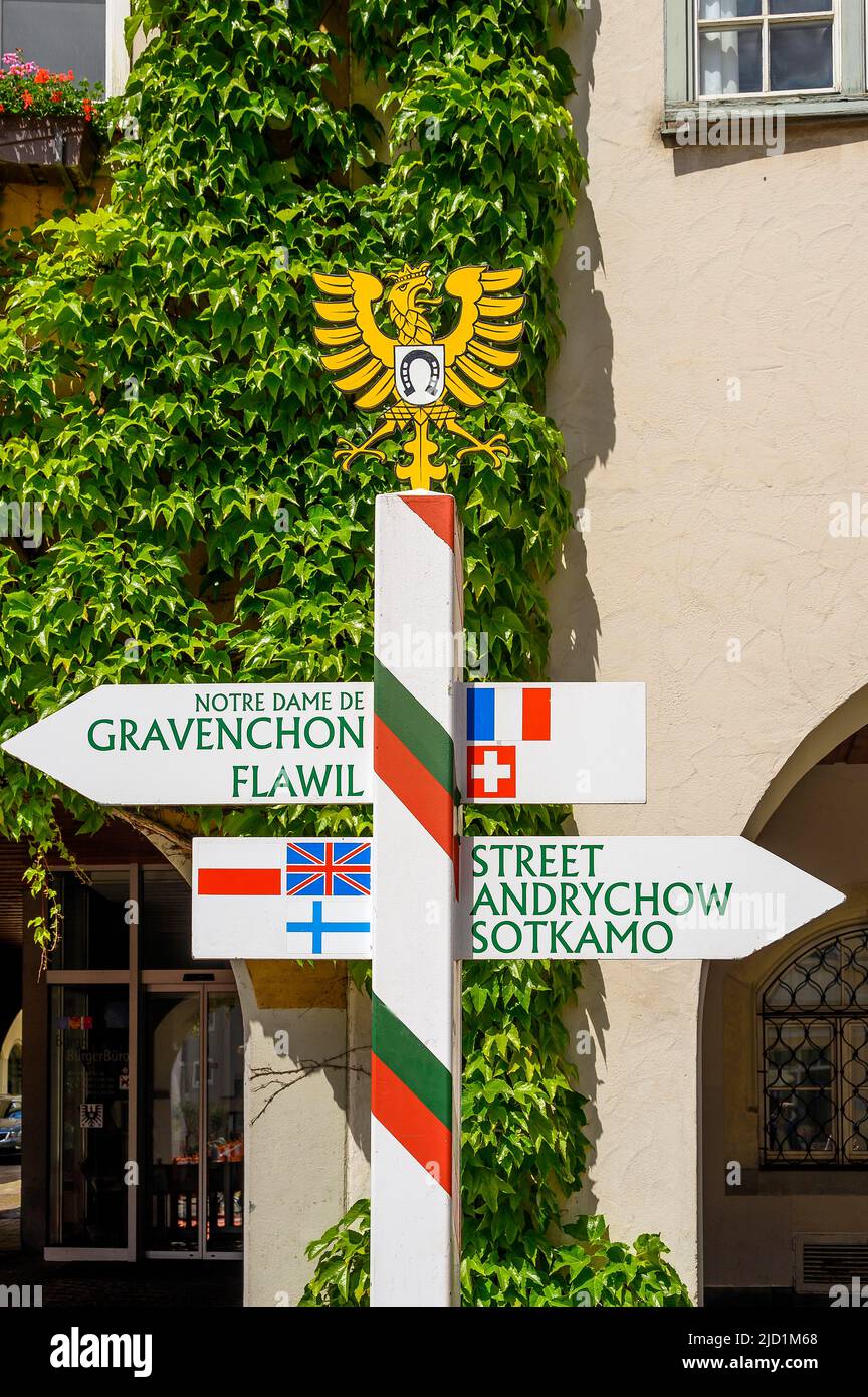 International signpost and coat of arms of Isny in front of the town ...