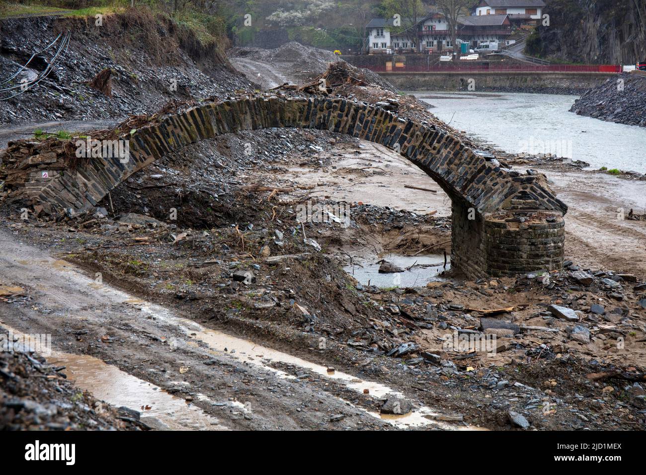 Destroyed bridges hi-res stock photography and images - Alamy