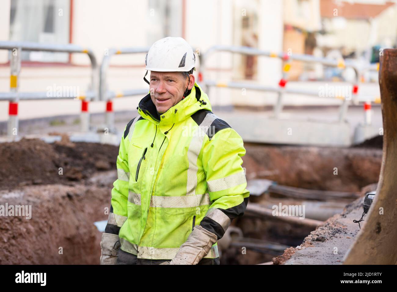 Reflective city life hi-res stock photography and images - Alamy