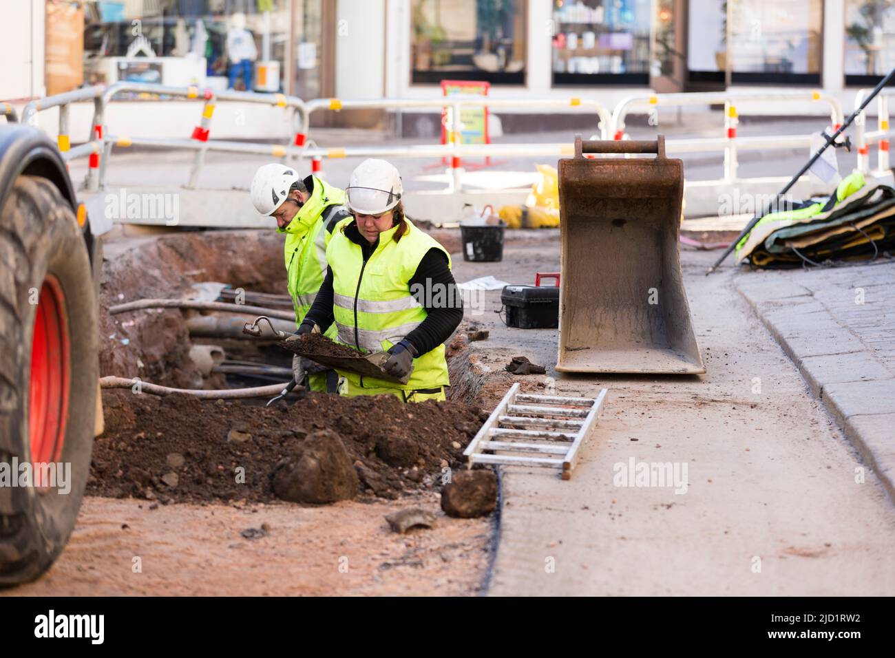 Reflective city scene hi-res stock photography and images - Alamy