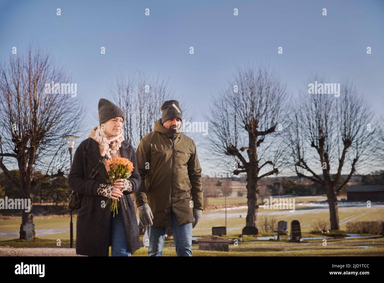 Couple at cemetery hi-res stock photography and images - Alamy