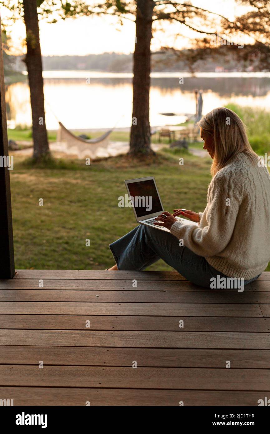 Three season porch hi-res stock photography and images - Alamy
