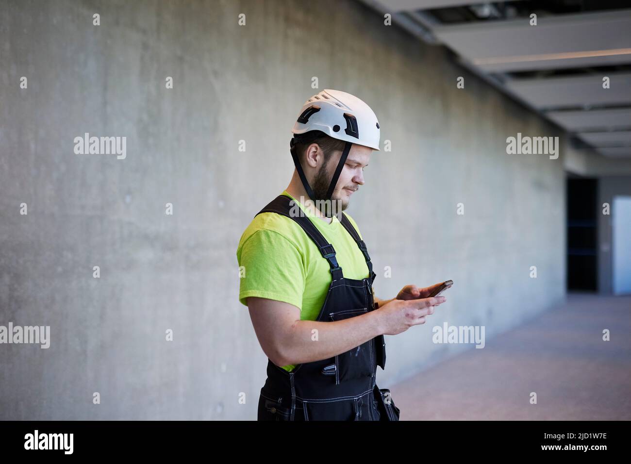 Construction worker using cell hi-res stock photography and images - Alamy