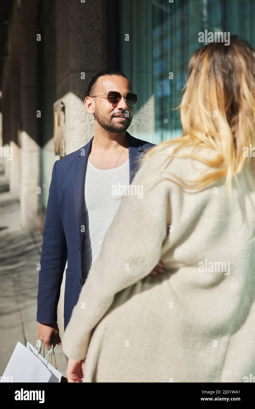 Group friends urban discussion hi-res stock photography and images - Alamy