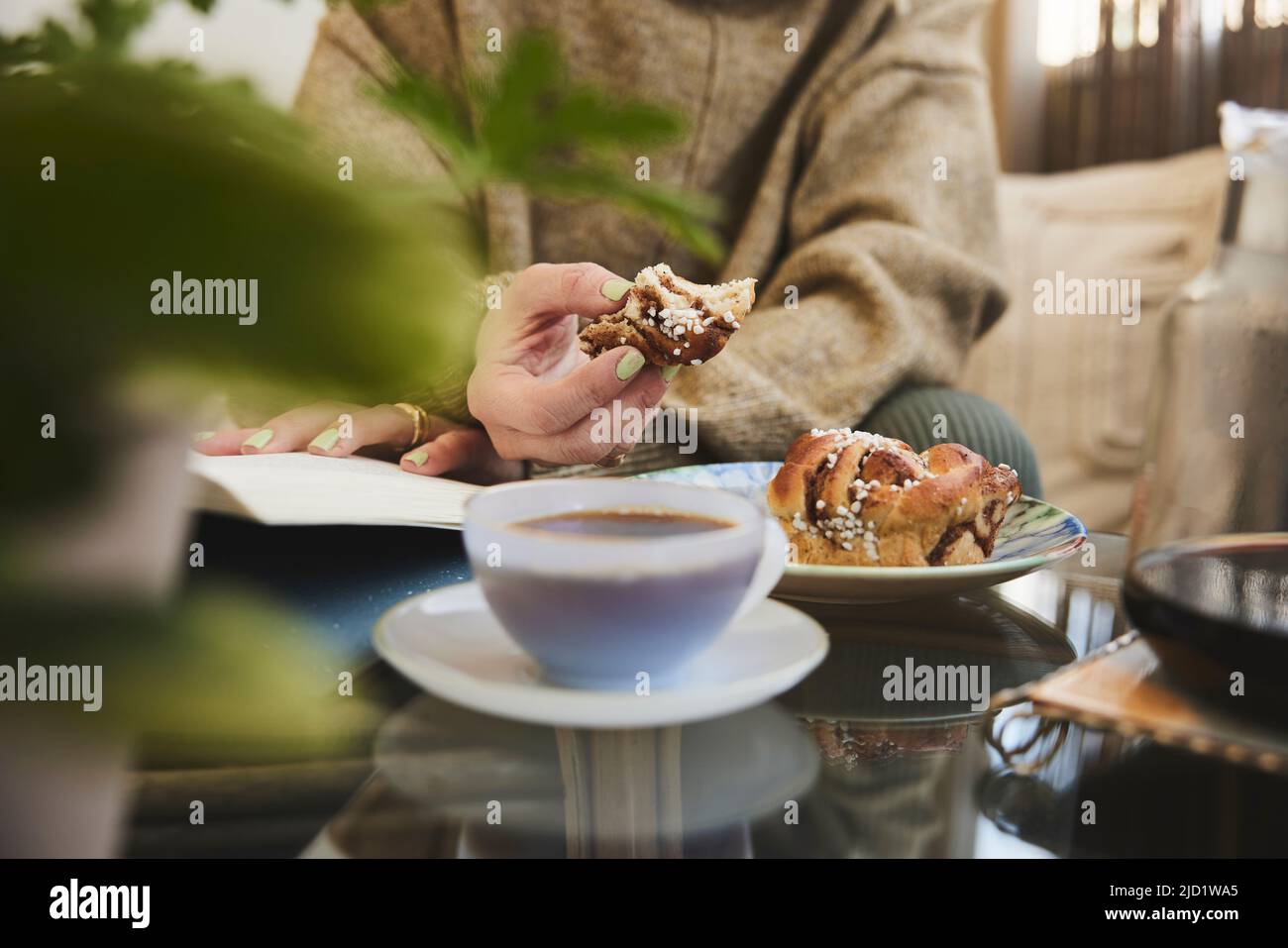 Concept reading while eating hi-res stock photography and images - Alamy