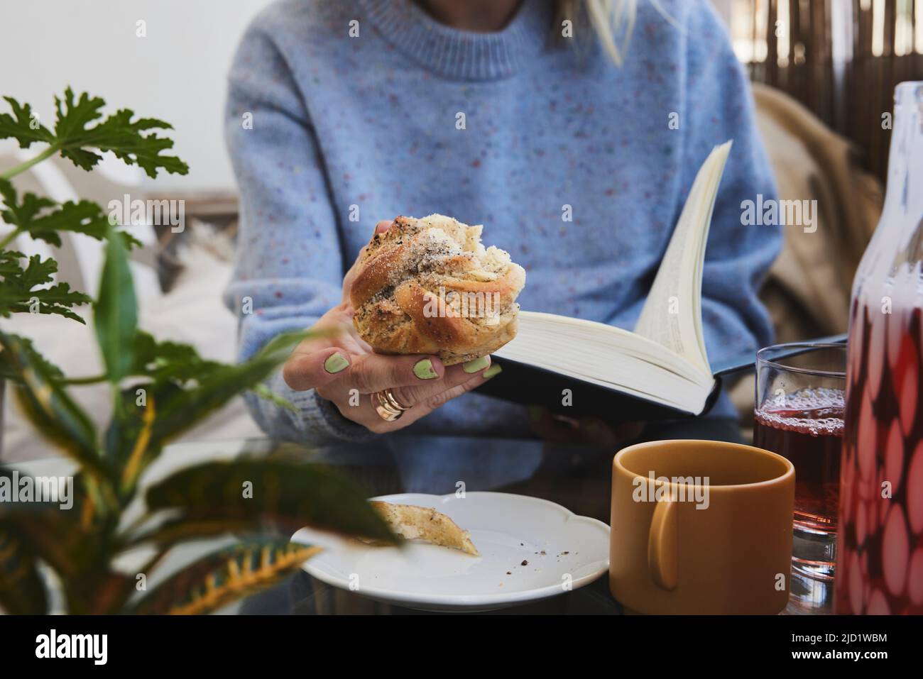 Concept reading while eating hi-res stock photography and images - Alamy