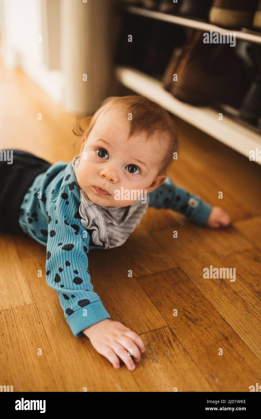 Crawling vertical hi-res stock photography and images - Alamy