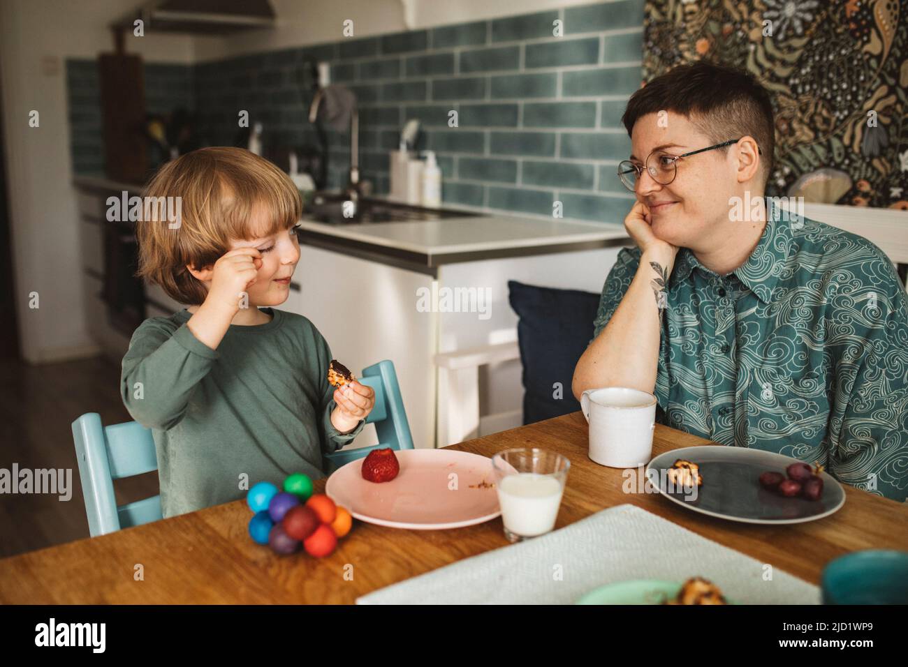 Child sitting at table hi-res stock photography and images - Alamy