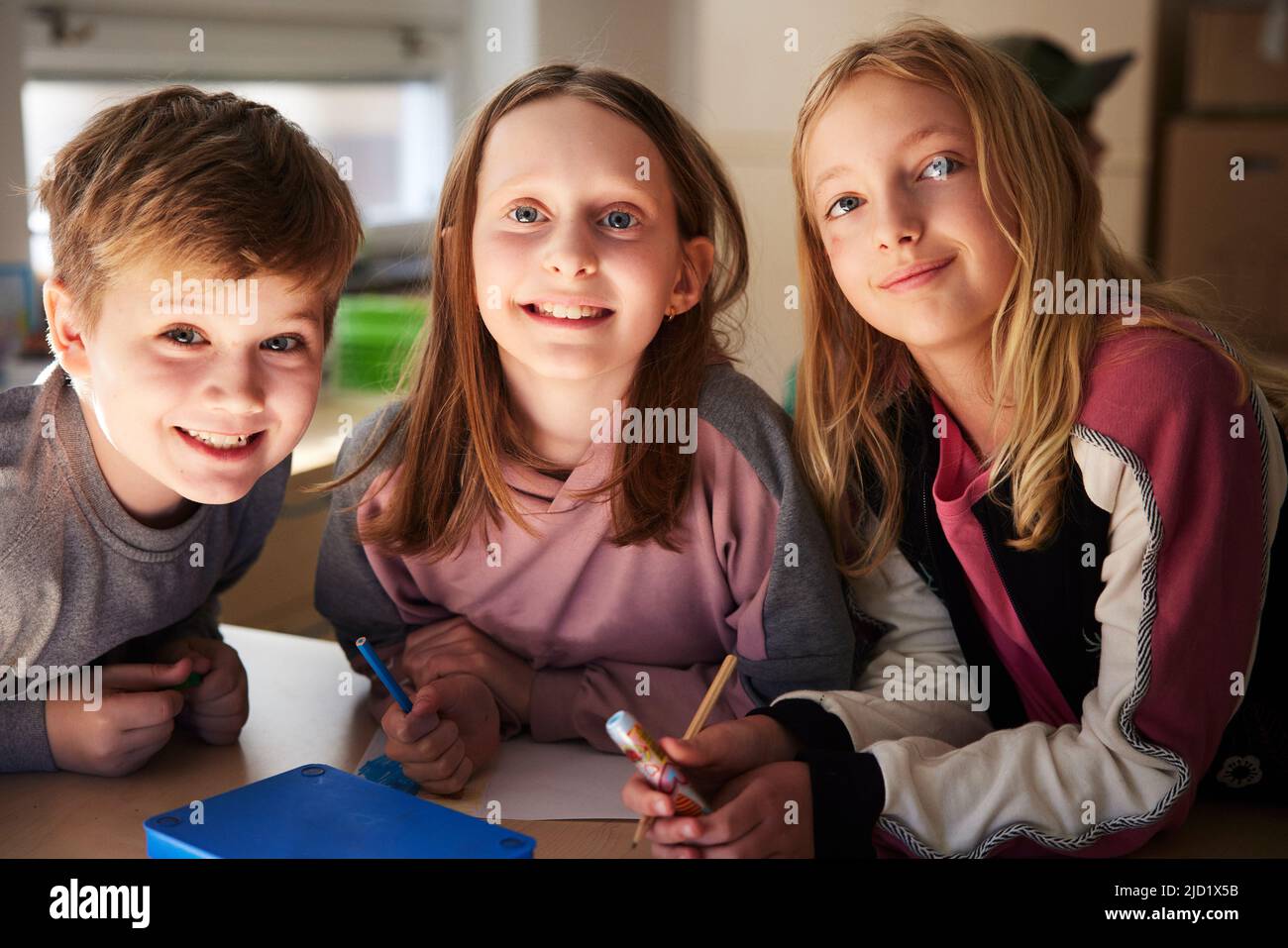 Portrait three elementary school children hi-res stock photography and ...