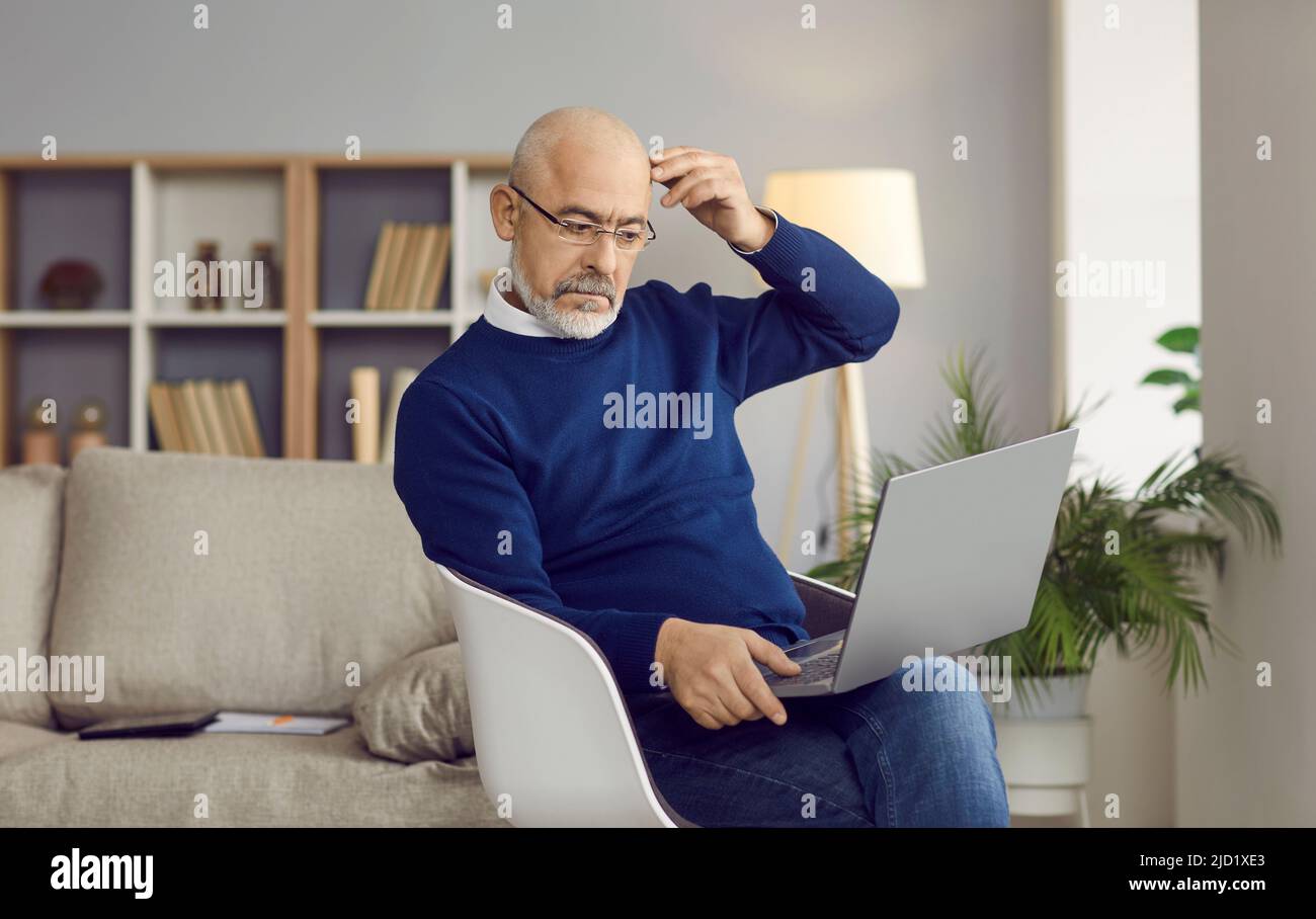Old man confused computer hi-res stock photography and images - Alamy