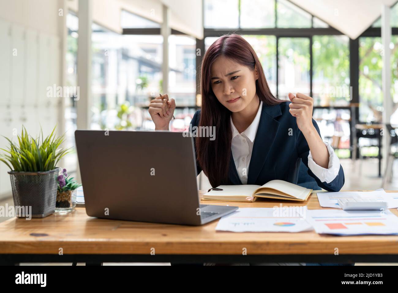 Angry asian business woman, Business lady, Work concept, Office job ...