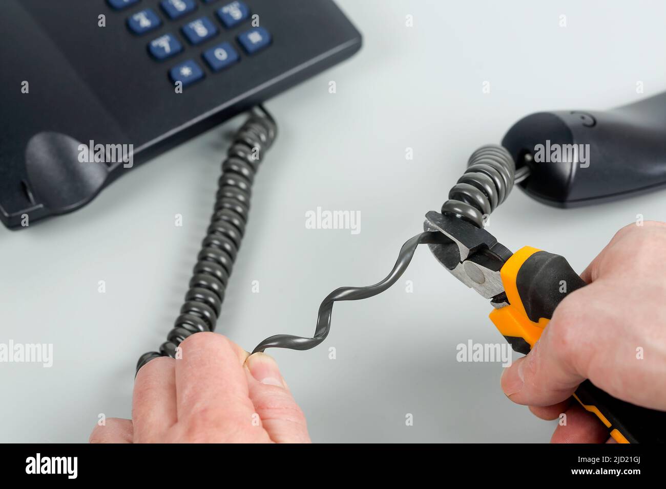 Cord cutting cable hi-res stock photography and images - Alamy