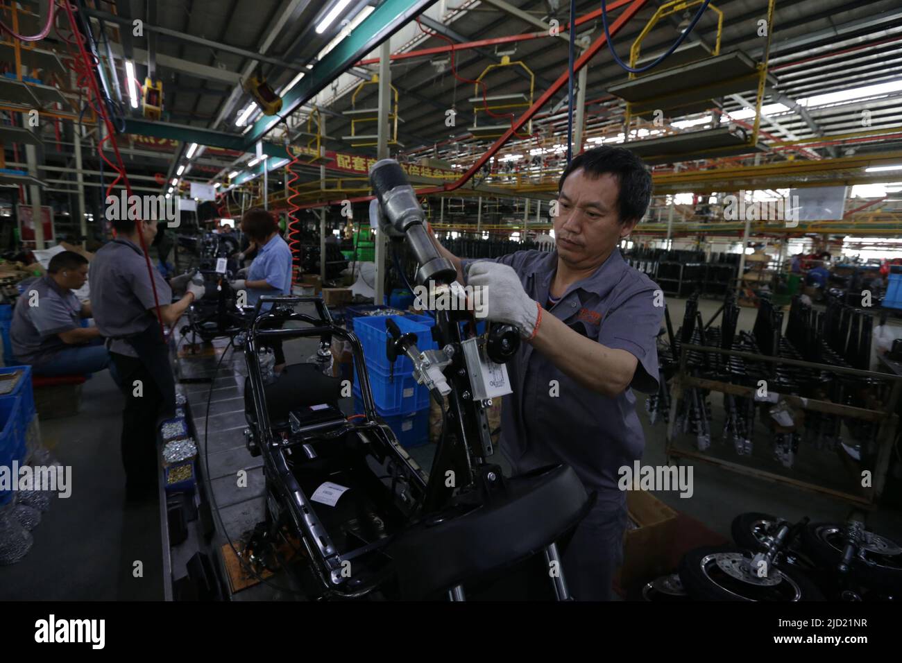 Electric vehicle production line hi-res stock photography and images ...