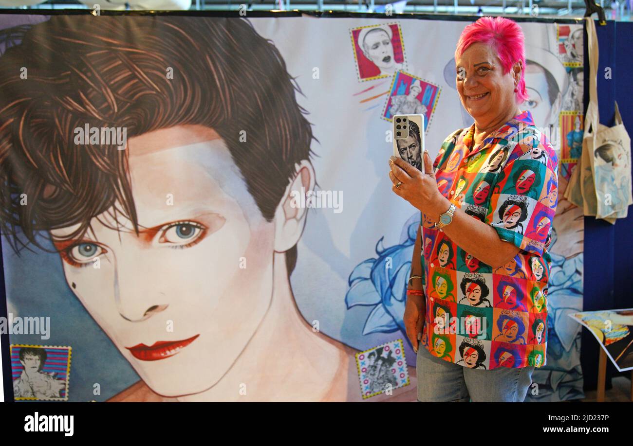 David bowie fan hi-res stock photography and images - Alamy