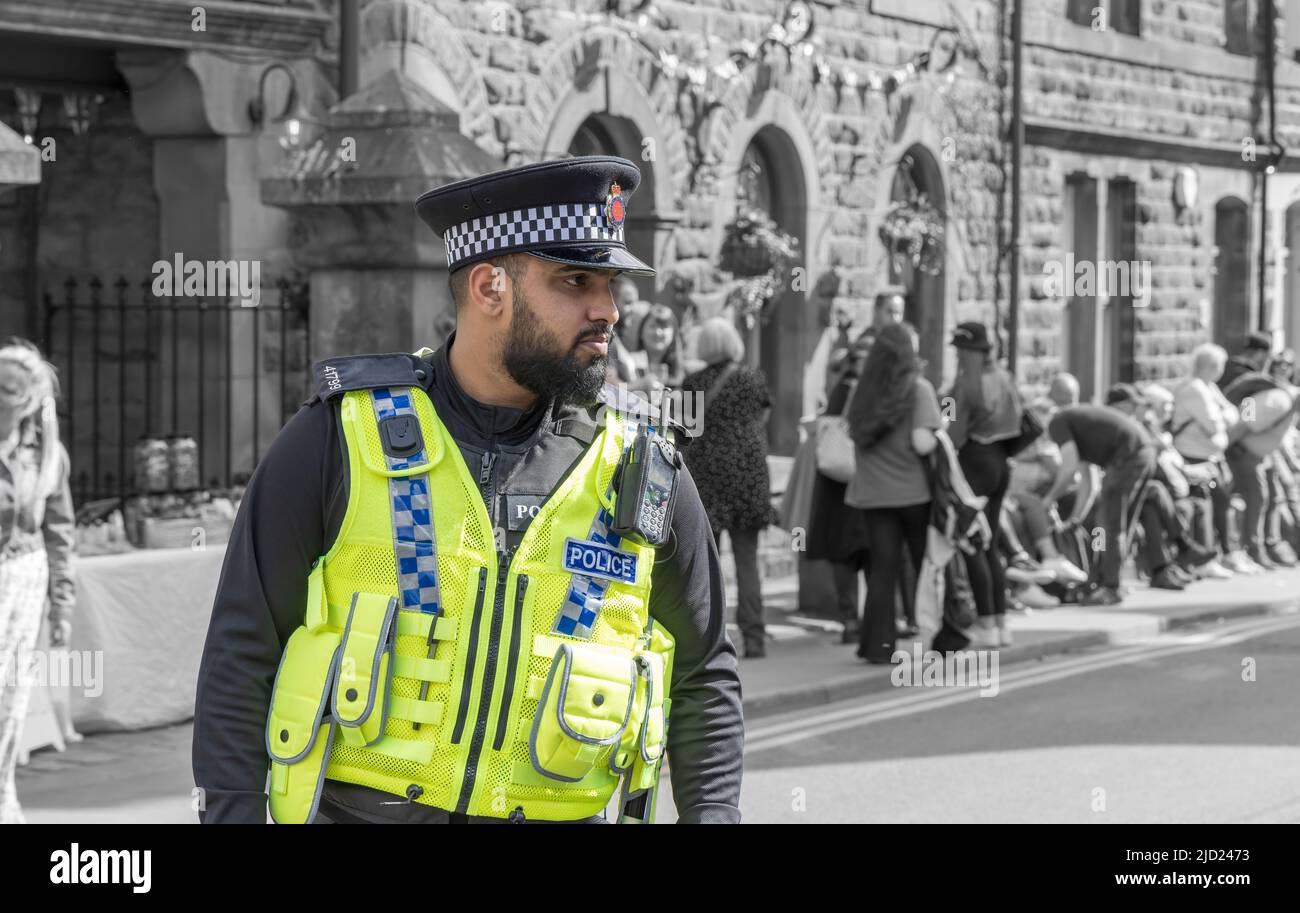 Policeman crowd uk hi-res stock photography and images - Alamy