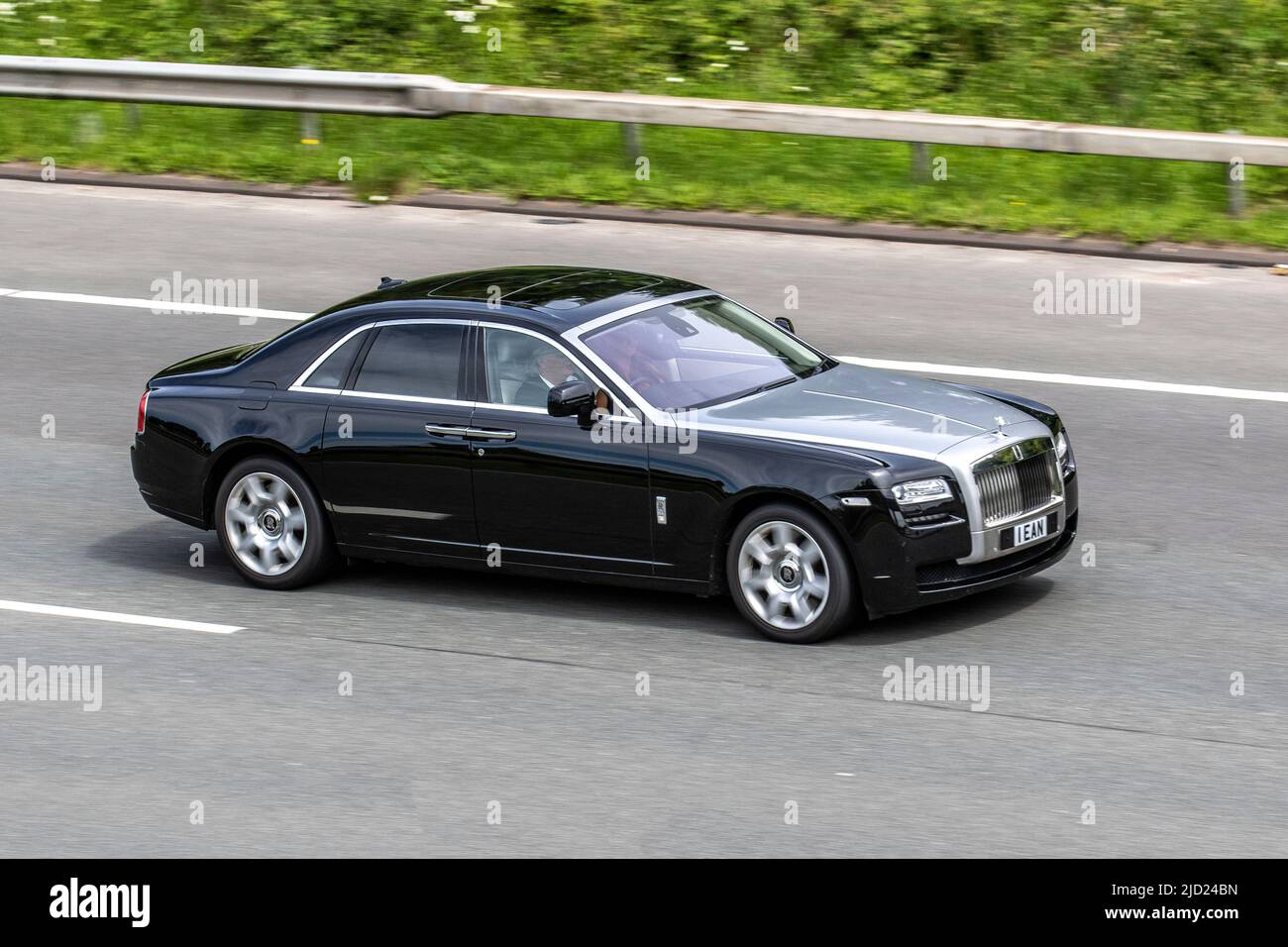 Rolls royce black badge ghost saloon hi-res stock photography and ...