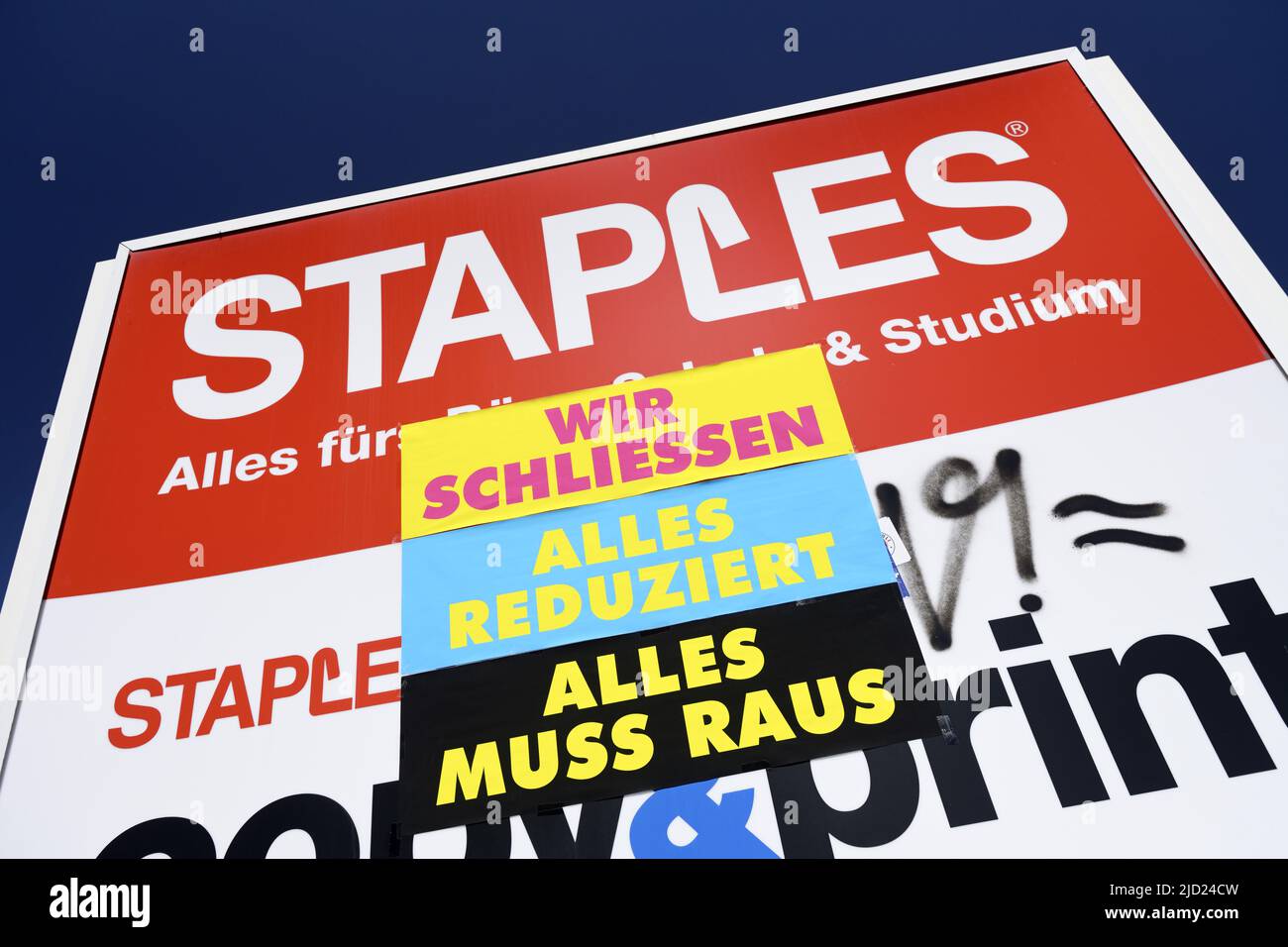 Staples store closing hi-res stock photography and images - Alamy